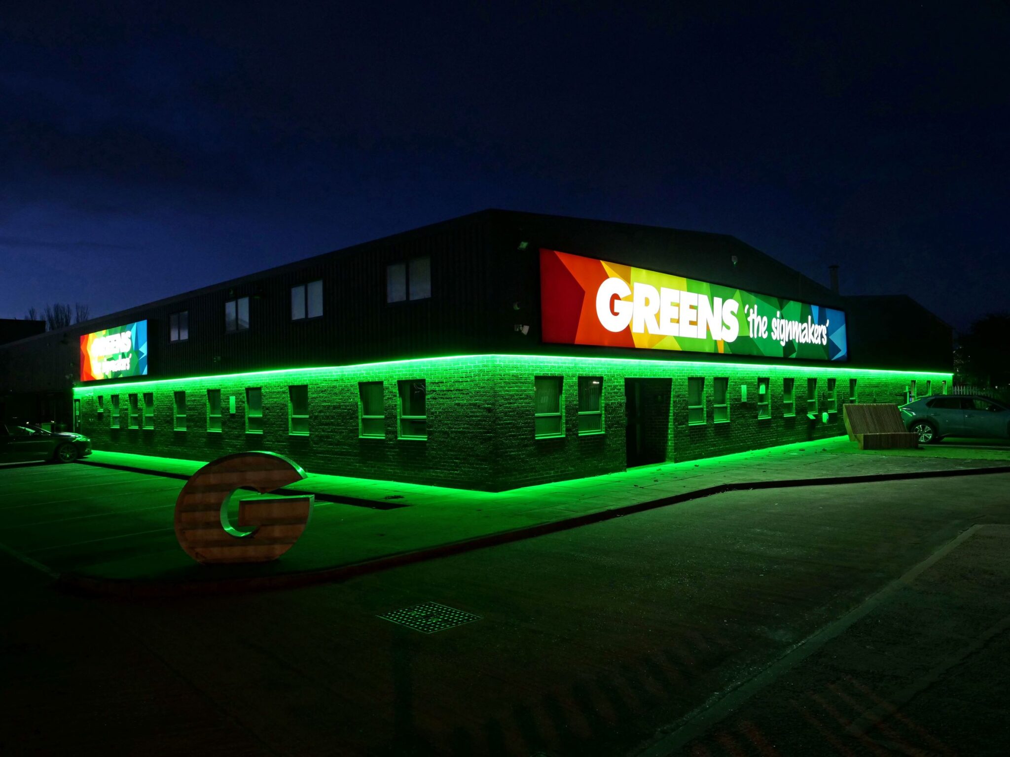 Going Green with Hi-Brow™30 LED wall wash border tube. - Visive